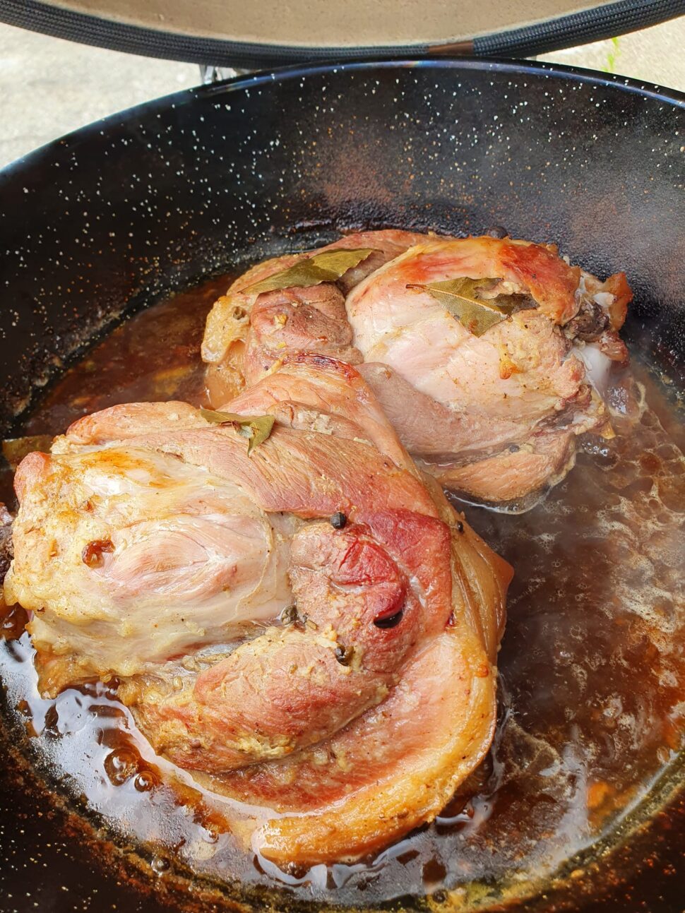 Pečené koleno s pivní a hořčičnou marinádou | www.kamado-grily.cz